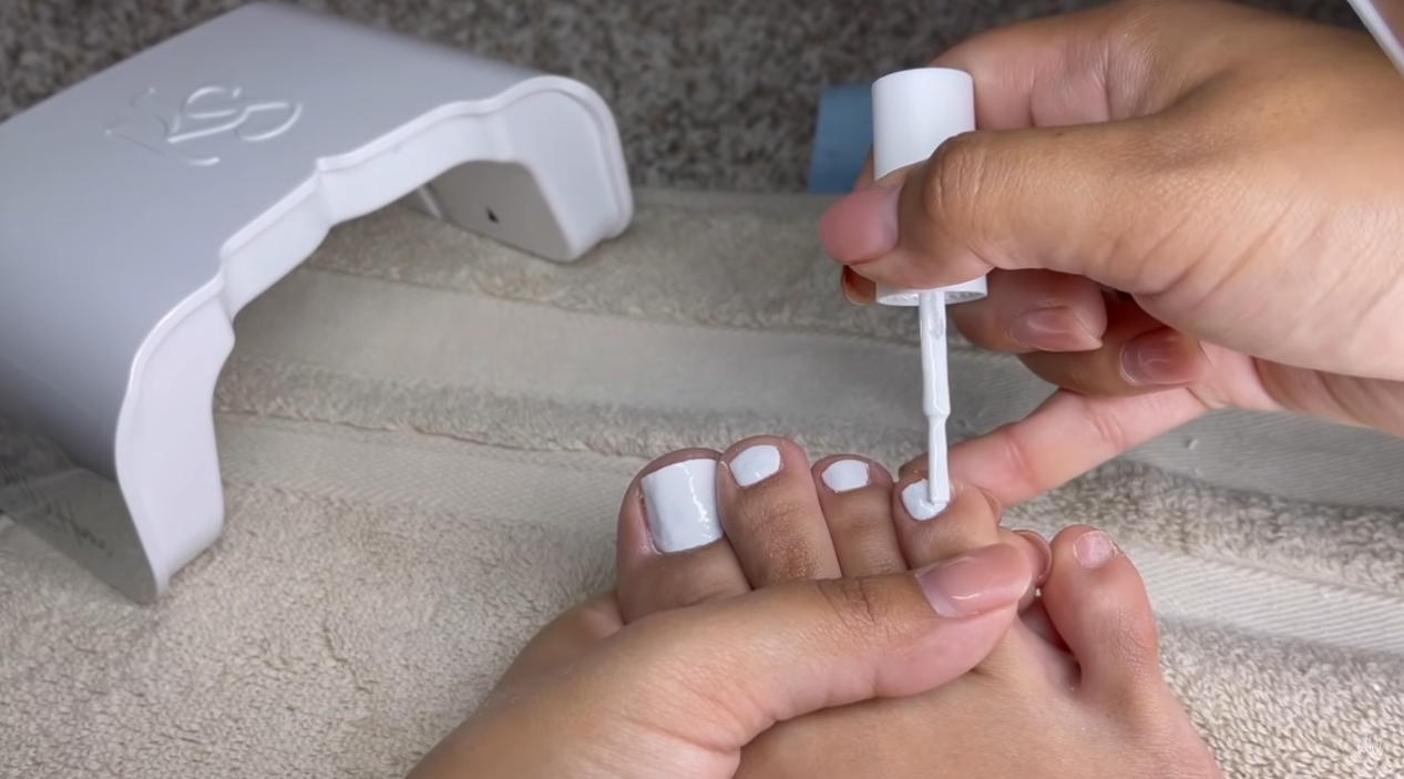 Pied de 92i + Vernis blanc + El Mordjene = Combo gagnant ? | La Meuf du 16